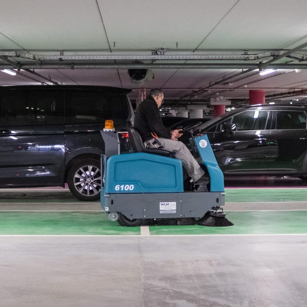 Tennant 6100 | Middelgrote opzit-veegmachine - Wim Langeveld Machines